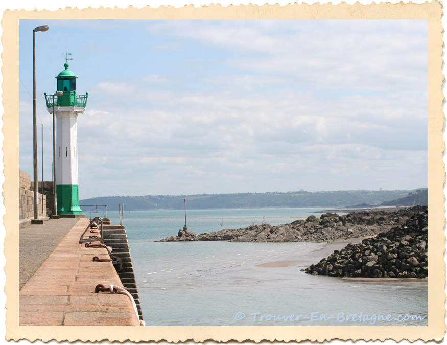 Feu de port à Saint-Quay-Portrieux - Photo de Bretagne - Trouver-en ...